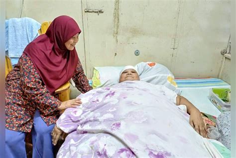 Adik Setia Jaga Dua Kakak Sakit