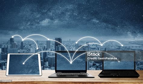 네트워크에 연결 하 고 다른 장치에 데이터를 공유 하는 랩톱 컴퓨터 인터넷 네트워킹 및 연결 데이터에 대한 스톡 사진 및 기타 이미지 Istock