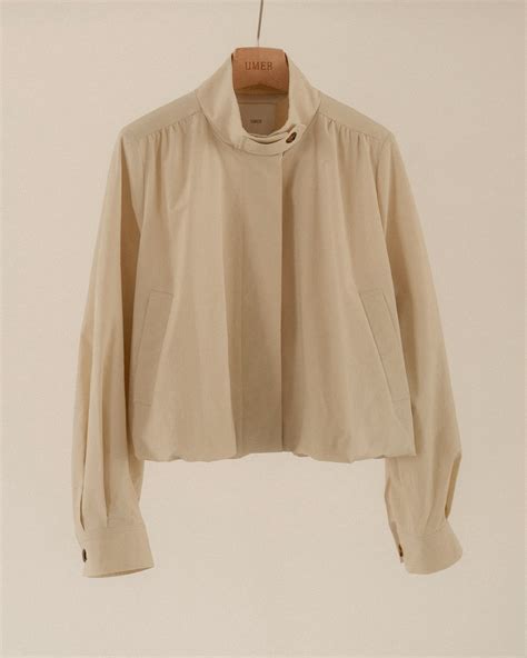 Umer ⠀ 𝟮𝟰 𝗪𝗶𝗻𝘁𝗲𝗿 𝗖𝗼𝗹𝗹𝗲𝗰𝘁𝗶𝗼𝗻 𝟮𝗻𝗱 𝗱𝗿𝗼𝗽 𝟭𝟬𝟯𝟭𝗧𝗵𝘂 내추럴한 하이넥과 유연한 실루엣이 우아한 무드를 자아내는 델라 터틀 베스트