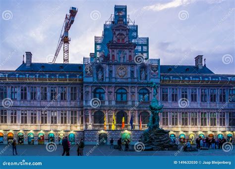 Het Stadhuis Van Antwerpen Met Monumentaal Standbeeld Stak Bij Nacht