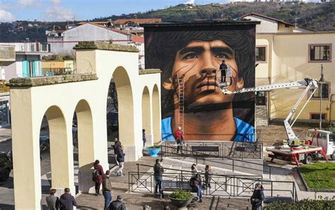 那不勒斯艺术家创作巨幅马拉多纳壁画，缅怀巨星 搜狐大视野 搜狐新闻
