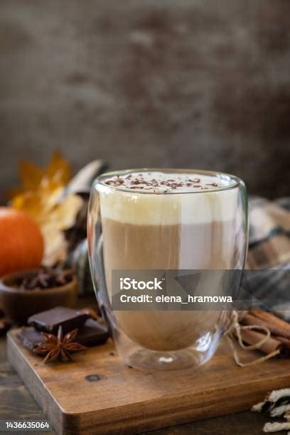 음료와 함께 계절 가을 개념 소박한 배경에 라떼 마끼아또 커피 따뜻한 스카프 단풍나무 잎 한 잔 공간을 복사합니다 0명에 대한 스톡 사진 및 기타 이미지 Istock