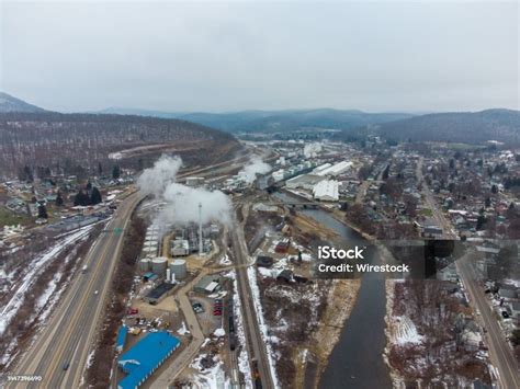 산업 굴뚝 연기와 겨울의 언덕을 배경으로 한 도시 풍경 공중 0명에 대한 스톡 사진 및 기타 이미지 0명 강 거리 Istock