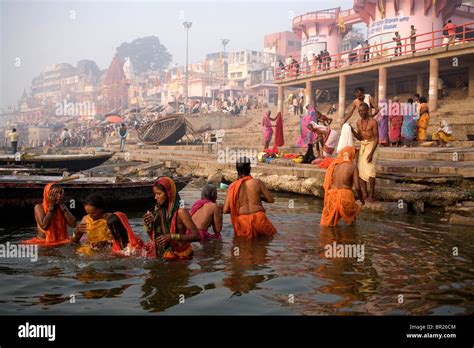 Hindus Baden Im Fluss Ganges Am Frühen Morgen Varanasi Bihar Indien