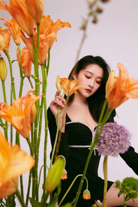 关晓彤穿紧身连衣裙秀玲珑曲线 肤白腿长娇俏典雅 搜狐大视野 搜狐新闻