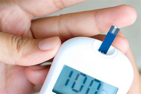 의사는 여성의 손에 당뇨병을 검사하고 디지털 혈당 측정기로 당뇨병과 고혈당 수치를 확인합니다 건강 관리 및 의료 개념 2명에 대한 스톡 사진 및 기타 이미지 Istock