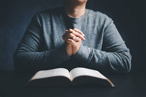 기독교 생활의 위기 하나님께 드리는 기도 여성은 더 나은 삶을 살기를 바라는 신의 축복을 숭배합니다 성경을 들고 하나님께 기도하는 여자의 손 용서를 구하고 선을 믿는다