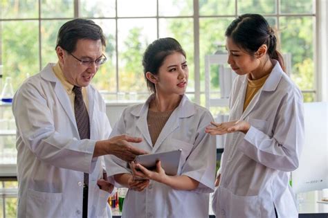Premium Photo Scientist Using Digital Tablet In Laboratory