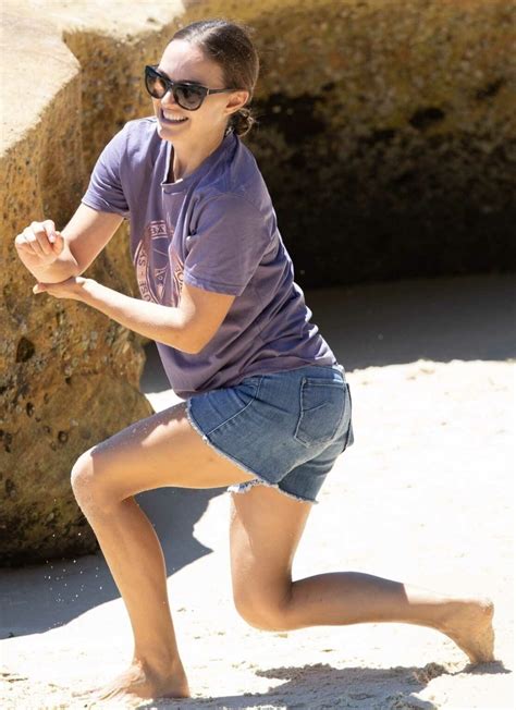 Natalie Portman In A Purple Tee On The Beach In Sydney 01102021