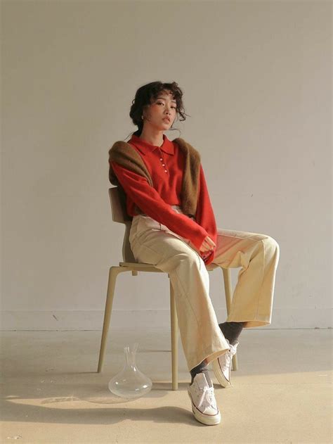 Laid Back Sitting Pose Fashion Poses Sitting Pose Sitting Chair