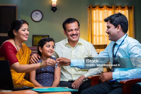 집에서 계약이나 거래 후 은행가로부터 새 집 열쇠를 받는 아이와 행복한 미소 짓는 커플 모기지 부동산 투자 및 문앞 은행 서비스의 개념 가족에 대한 스톡 사진 및 기타