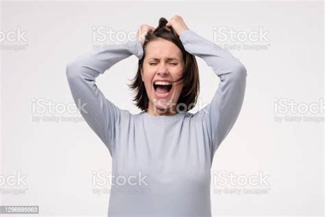 가족이나 직장에서 문제 때문에 머리에 손을 잡고 외치는 여성 걱정하는에 대한 스톡 사진 및 기타 이미지 걱정하는 겁먹은 격노한 Istock