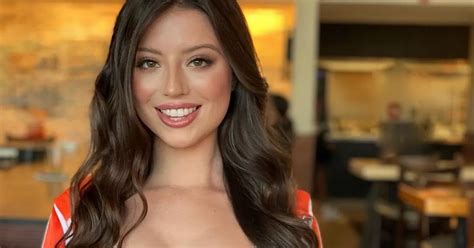Hooters Waitress Exposes Customers Creepy Comments Daily Star