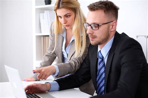 두 성공적인 사업 파트너들과 일하면서 회의인가 사무실에서 긍정적인 감정 표현에 대한 스톡 사진 및 기타 이미지 긍정적인 감정 표현 기업 재무와 산업 남자 Istock