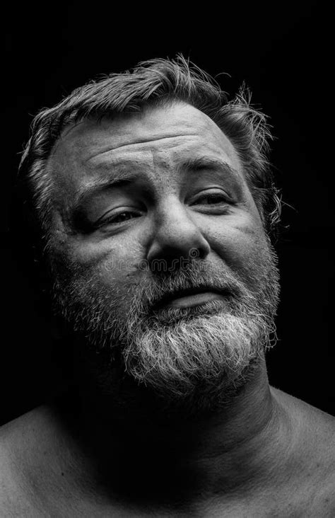 Portrait De Studio D'homme Entièrement Barbu En Noir Et Blanc Closeu ...