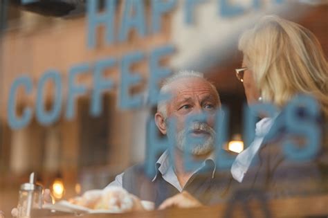 시니어 커플은 커피 숍에서 모닝 커피를 이야기하고 즐기는 카페에 대한 스톡 사진 및 기타 이미지 카페 노인 커플 낮은 카메라 각도 Istock