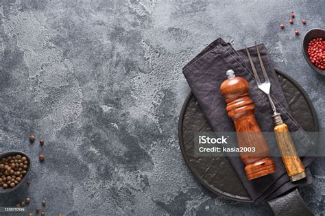 오래된 고기 포크 검은 접시 후추와 검은 후추와 향신료 공장오래된 회색 콘크리트 배경에 음식 요리 배경과 조롱 0명에 대한 스톡
