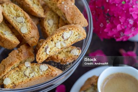 유리 그릇에 수제 아몬드 비스코티 쿠키와 에스프레소 한 잔 0명에 대한 스톡 사진 및 기타 이미지 0명 견과 달콤한 음식 Istock