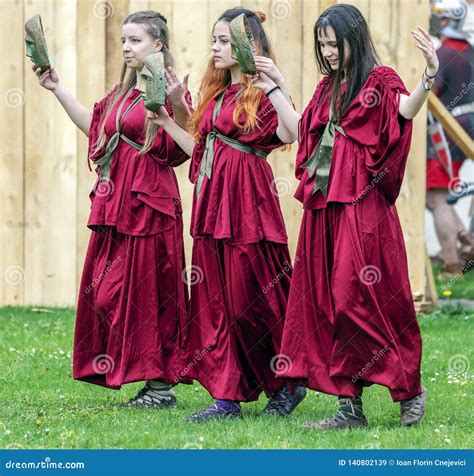 Giovani Ragazze Romane In Una Dimostrazione Teatrale Antical Immagine Stock Editoriale