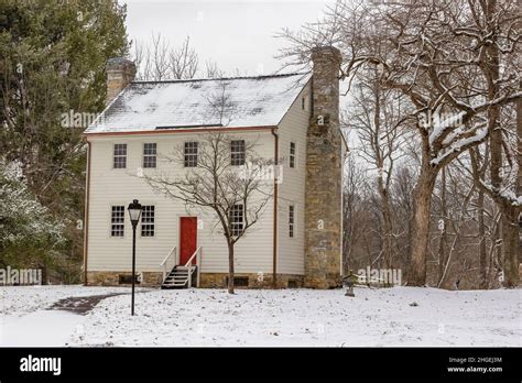 Elizabethton Tennessee Usa January 17 2022 Winter Snow Leaves A