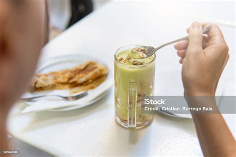 레스토랑의 테라스에서 숟가락으로 천연 과일 스무디를 먹는 여성 건강과 건강 식품의 개념 녹색에 대한 스톡 사진 및 기타 이미지 녹색 야쿠르트 개념 Istock