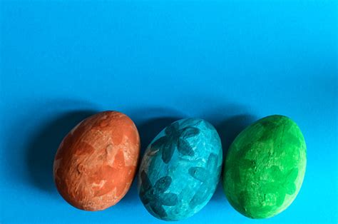 복사를 위한 공간을 가진 파란 종이 배경에 다채로운 그런 지 부활절 달걀 0명에 대한 스톡 사진 및 기타 이미지 0명 개체 그룹 계절 Istock