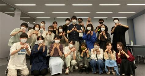 久々に集合写真パンチラw前列の女子に注目だなwwwwwww 魅惑のパンチラあんてな