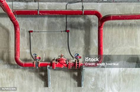 콘크리트 벽에 게이트 압력 밸브가있는 적물 또는 가스 파이프 라인 산업용 튜브 및 밸브 라인 파이프 산업 및 소화기 펌프 강철에 대한 스톡 사진 및 기타 이미지 Istock
