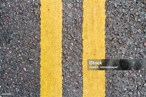 위에서 볼 수있는 두 개의 노란색 선이있는 아스팔트 도로 도로에 대한 스톡 사진 및 기타 이미지 도로 아스팔트 클로즈업 Istock
