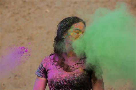 사막에서 녹색 드라이 홀리 파우더와 함께 즐거운 시간을 보내는 긴 물결 모양의 머리를 가진 놀라운 갈색 머리 여자 감정에 대한 스톡 사진 및 기타 이미지 Istock