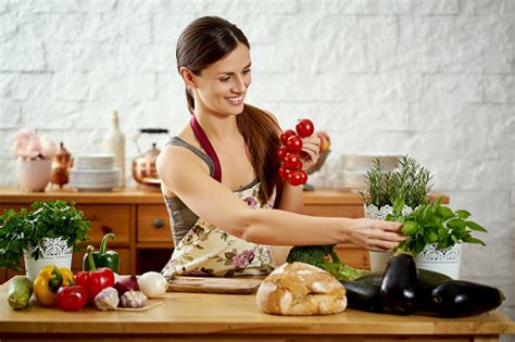 아름 다운 젊은 여자 유기농 채소의 전체 테이블에 부엌에서 토마토를 보유 하 가정 주방에 대한 스톡 사진 및 기타 이미지 가정 주방 가정의 방 갈색 머리 Istock