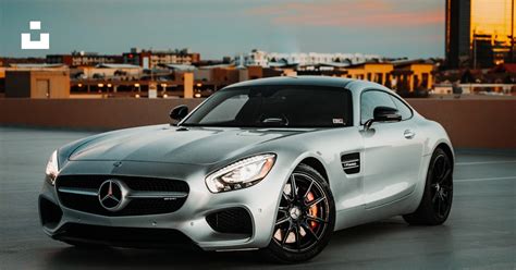 낮 동안 도로에서 흰색 포르쉐 911 사진 Unsplash의 무료 타이어 이미지