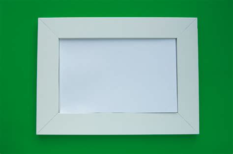 텍스트에 대 한 공간이 있는 흰색 빈 프레임이 녹색 배경에 놓여 있음 0명에 대한 스톡 사진 및 기타 이미지 0명 3월 개념 Istock