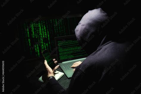 Foto De Stock Hacker Encapuchado Cometiendo Un Ciberataque Con Varias