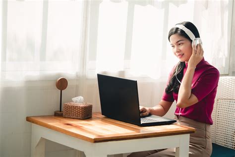 دانلود رایگان تصویر دانشجو در حال کار با لپ تاپ Radix Pixel