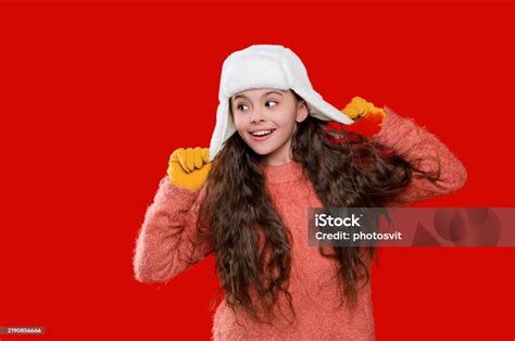 빨간 아이돌 겨울 모자를 쓴 소녀 겨울 패션 스타일 트렌드 어린 시절을 즐기는 모자에 십대 소녀 니트 비니 모자와 함께 트렌디 한 의상을 입고 소녀 코지 니트 모자 12월에