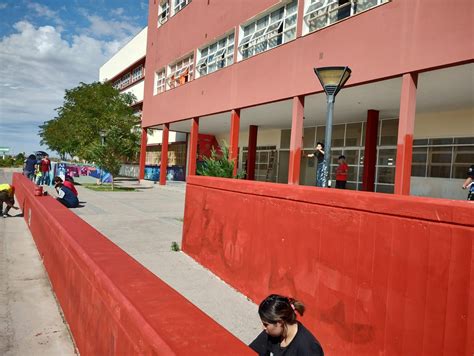 Fotos Alumnos Pintaron El Frente De La Escuela De Artes De Trelew