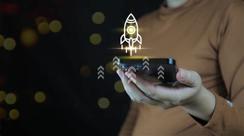 스타트업 비즈니스 개념 전략 계획 및 비즈니스 성공 빠른 스타트업 비즈니스를 위해 가상 화면에 로켓 아이콘과 위쪽 화살표가 있는 사람 가상현실에 대한 스톡 사진 및 기타