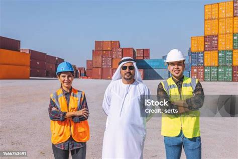 중동 사업가와 대형 상업 부두에서 일하는 엔지니어의 초상화 페르시아만 국가에 대한 스톡 사진 및 기타 이미지 페르시아만 국가 경제 25 29세 Istock