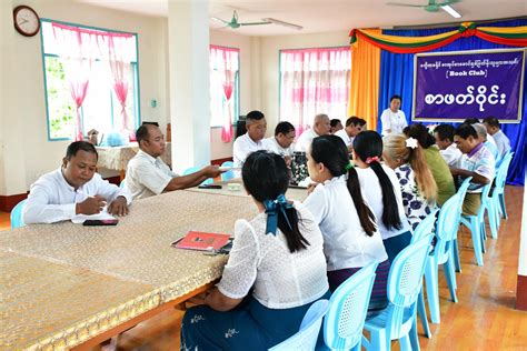 ဒက္ခိဏခရိုင်ရုံး လူထုအခြေပြုဗဟိုဌာန Community Centre ခန်းမ၌ စာပေဝါသနာရှင်များက စာဖတ်ဝိုင်းဆ