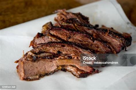 쇠고기 브리스킷 바베큐 전통적인 텍사스 스모크 하우스 전통적인 클래식 바베큐 방법으로 메스키트 나무 칩 위에 고전적인 텍사스 연기 하우스에서 향신료와 천천히 훈제 문질러