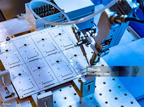 Pcb입니다 자동 납땜 Pcb 제조용 장비 자동 납땜 Pcb용 로봇 마이크로칩 제조 마이크로칩 생산용 장비 컴퓨터 부품 생산 Cpu에 대한 스톡 사진 및 기타 이미지