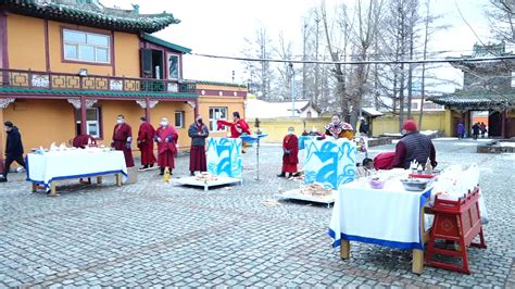 Гандантэгчэнлин хийдийн Гандан Лаврангаас Их шүтээн Очир дарийн өмнө Эх болсон амьтан бүхний