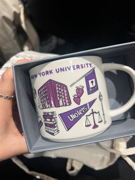 이 시리즈 스타벅스 머그컵 아는 스친이들🙋🏻‍♀️ 지금은 단종된 시리즈인데 요며칠 스벅 몇군데에서 이 Nyu 컵은 판매를 하고 있더라고 관심 있는 스친이들은 얼른 달려가