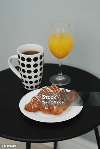 커피와 크루아상 화이트 초콜릿 아침 아침 블랙 테이블에 Isoalted 계피에 대한 스톡 사진 및 기타 이미지 계피 목재 재료 몰도바 Istock