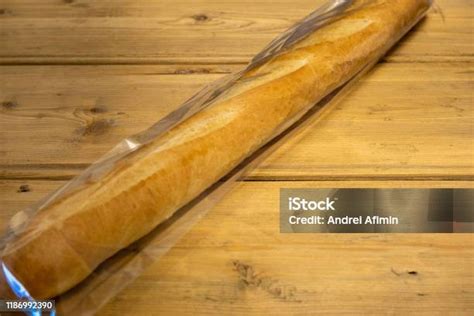 나무 테이블에 투명 포장에 갓 구운 전통 프랑스 빵 프렌치 바게트 가방에 대한 스톡 사진 및 기타 이미지 가방 갈색