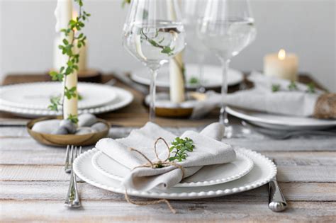 소박한 제로 폐기물 웨딩 장식은 자연 요소와 함께 나무 테이블 양초 린넨 냅킨 녹색 잎이있는 가지 특별한 저녁 식사를위한 환경 친화적 인 장식 낭만적이고 아늑한 장소 0명에