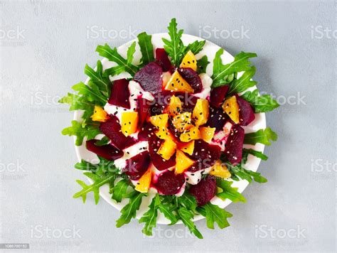 건강 한 원시 채식주의 샐러드 Arugula 사탕 무 오렌지와 염소 치즈와 올리브 오일과 꿀 회색 배경건강 식품 개념에 0명에 대한 스톡 사진 및 기타 이미지 Istock