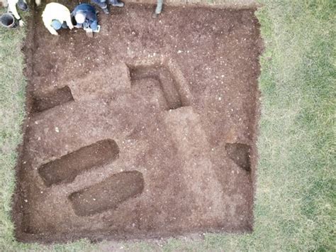 Археолози откриха гроба на магьосника Мерлин Площад Славейков