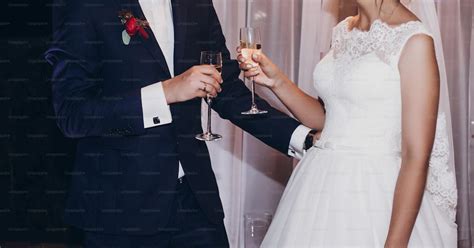 결혼식 피로연에서 샴페인 잔으로 건배하는 신랑 신부 고급 케이터링 사진 Unsplash의 우아 이미지